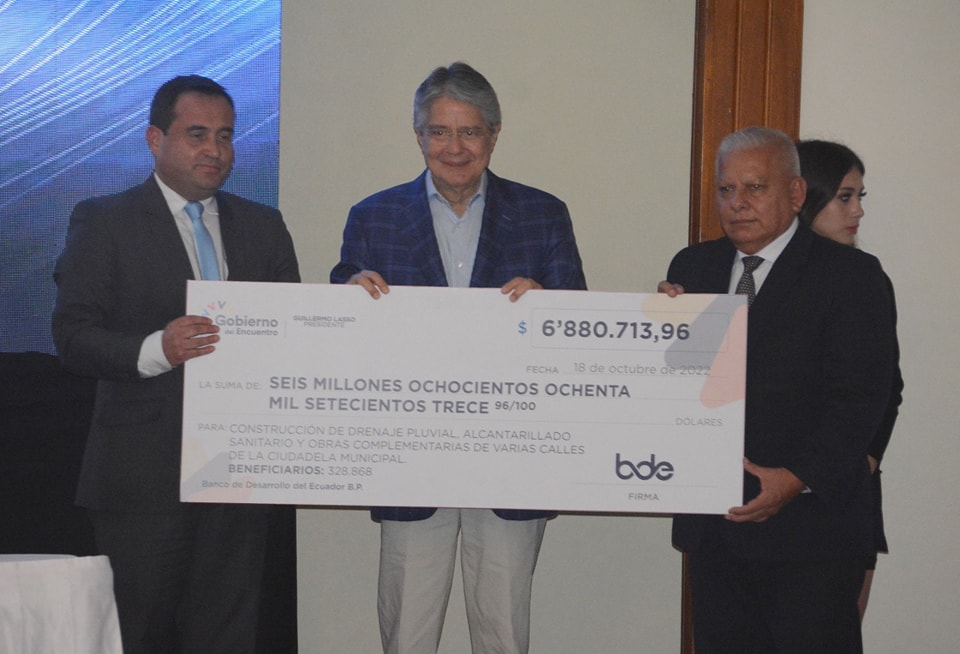 El Presidente Guillermo Lasso entrego cheques simbólicos al alcalde de ...